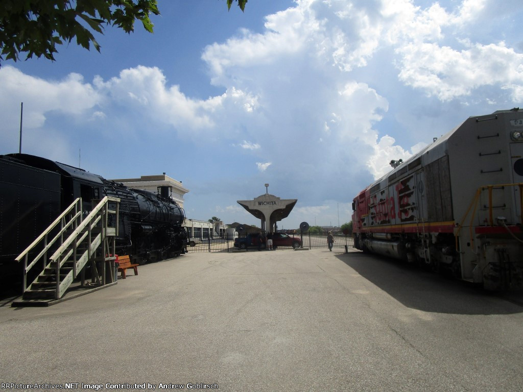ATSF 3768, 93, BNSF 7199 + 6216